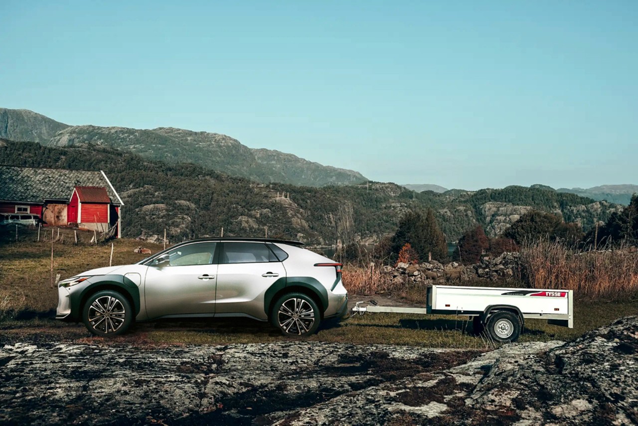 Elbil med firehjulstrekk og hengerfeste | Toyota Norge